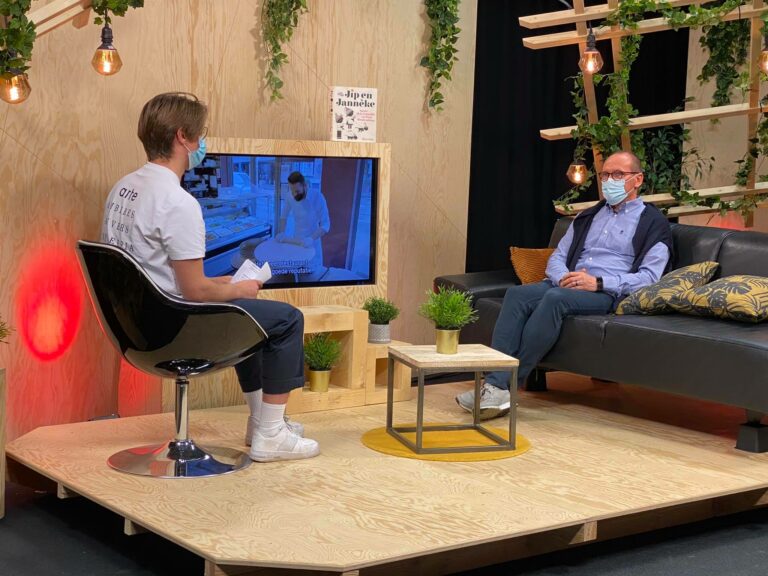 21bis-tv: De coronarekening, de kloof tussen jongeren en de politie ...