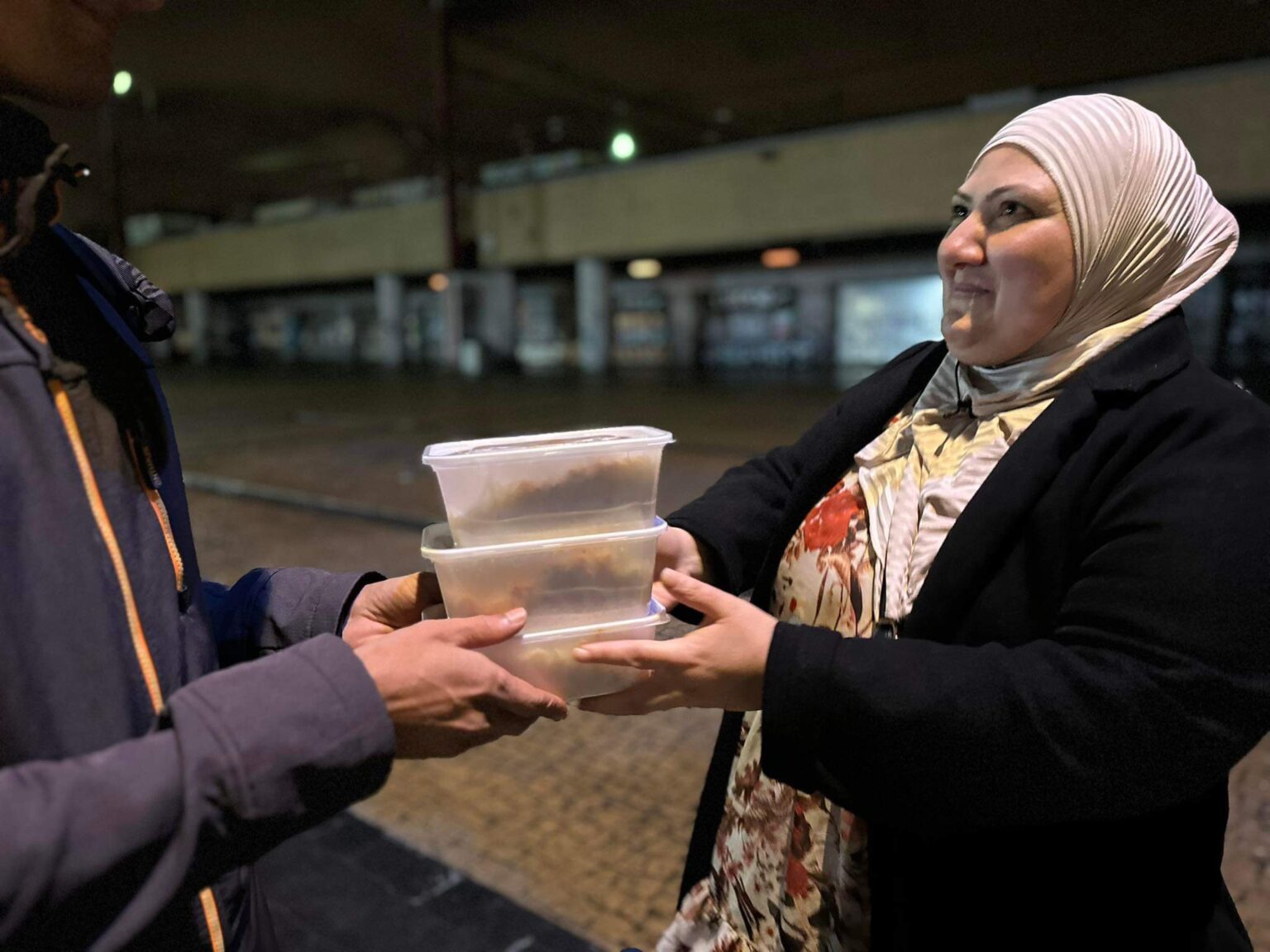 Van de kookpot naar het hart: Leyla kookt wekelijks voor vluchtelingen ...